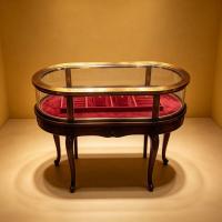 China Upright Display Case with Natural Marble Vein Finish, Customizable Dimensions, and Built-in High-CRI LED Lighting for sale