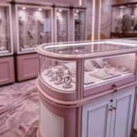 China Wall Mounted Display Case with 50kg Per Shelf Capacity Key Lock and Tempered Glass And Solid Wood Construction for sale