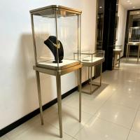 China Customized Luxury Front Showcase with 50kg Shelf Weight Capacity Secure Magnetic Lock and Premium LED Interior Lighting for sale