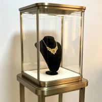 China Customized Luxury Front Showcase with 50kg Shelf Weight Capacity Secure Magnetic Lock and Premium LED Interior Lighting for sale
