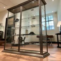 China Customized Dimensions Luxury Front Showcase with LED Interior Lighting and 50kg Per Shelf Capacity for sale
