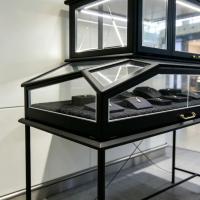 China Customized Shelf Dimensions Jewelry Counter with Installed Lights in Modern Fashion Style for Professional Display for sale