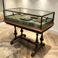 China 120cm X 60cm X 75cm Jewelry Display Table with High-gloss Finish and Key Lock for Secure Jewelry Presentation for sale