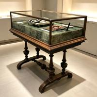 China 120cm X 60cm X 75cm Jewelry Display Table with High-gloss Finish and Key Lock for Secure Jewelry Presentation for sale