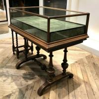 China 120cm X 60cm X 75cm Jewelry Display Table with High-gloss Finish and Key Lock for Secure Jewelry Presentation for sale