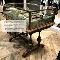 China 120cm X 60cm X 75cm Jewelry Display Table with High-gloss Finish and Key Lock for Secure Jewelry Presentation for sale