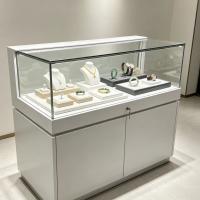China Gold-Plated Frame Finish Jewelry Display Props with Clear Ribbed Acrylic Panel and Ergonomic Bust & Stand Design for sale