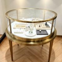 China Sealed Dust-Proof Jewelry Shop Design with Easy Clean Surface and Customizable Size for Luxury Boutiques for sale