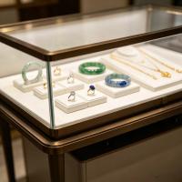China Custom Floor Size Sealed Dust-Proof Easy Clean Luxury Jewelry Store Layout and High-End Jewelry Display Setup for sale