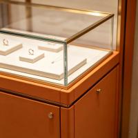 China Key Lock Jewelry Display Table with 120cm X 60cm X 75cm Dimensions and High-gloss Finish for Retail and Exhibition for sale