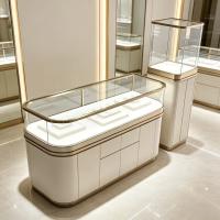 China 600X600X1300MM Jewelry Shop Design with White and Gold Color Scheme Fully Assembled for Luxury Jewelry Boutique for sale