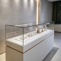 China Ventilated Back Panel Upright Display Case with Adjustable Glass Shelves and 50kg Per Shelf Weight Capacity for sale