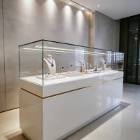 China Ventilated Back Panel Upright Display Case with Adjustable Glass Shelves and 50kg Per Shelf Weight Capacity for sale