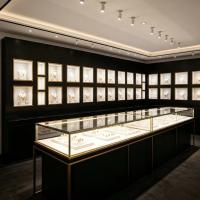 China 1.1 CBM Volume Jewelry Store Display Case with Glass Displaycases and LED Lighting in Elegant Jewelry Boutique Design for sale