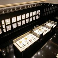 China 1.1 CBM Volume Jewelry Store Display Case with Glass Displaycases and LED Lighting in Elegant Jewelry Boutique Design for sale