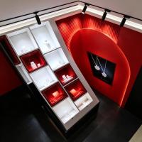 China Luxury Jewelry Store Layout with Polished Marble Flooring, Ambient and Accent Lighting, and Full-length Mirrors Near Display for sale