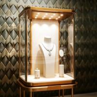 China Shatter-resistant Tempered Glass Jewelry Shop Design with Full-length Mirrors and Solid Back for Luxury Retail for sale