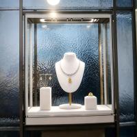 China Luxury Jewelry Store Layout with Full-length Mirrors Near Display, Polished Marble Flooring, and Backlit Logo Sign for sale