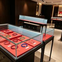 China Luxury Jewelry Store Layout with Polished Marble Flooring and Aluminium Frame Material in White And Gold Color Scheme for sale