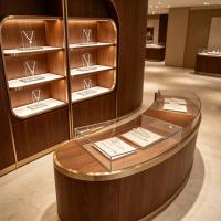 China Modern Jewelry Shop Design with Polished Marble Flooring and White And Gold Color Scheme for Customized Interior Solutions for sale