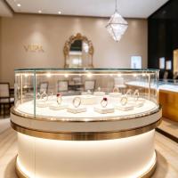 China Durable Jewelry Display Table with 12 Display Compartments, Built-in Key Lock, and Dimmable High-CRI LED Lighting for sale