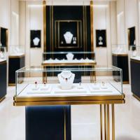 China LED Lighting Upright Display Case with Adjustable Glass Shelves and Tempered Glass Metal Frame for sale