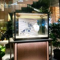 China Luxury Front Showcase with Front Opening Soft-Close Mechanism, 5 Adjustable Glass Shelves, and Customized Dimensions for sale