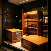China Customized Shelf Dimensions Upright Display Case with 50 Kilograms Per Shelf Weight Capacity and Tempered Glass Aluminum Frame for sale