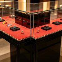 China Museum-Grade Island Display Cabinet with Large Lockable Storage and 360° Panoramic View for sale