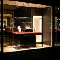 China Museum-Grade Island Display Cabinet with Large Lockable Storage and 360° Panoramic View for sale