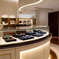 China Solid Wood and Glass Island Display Cabinet with 360° Panoramic View, High CRI LED Lighting, and Laminated Finish for sale