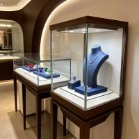 China Luxury Island Display Cabinet with High CRI LED Soft-Close Mechanism and Ultra-Clear Tempered Glass for Showrooms for sale