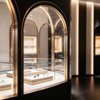 China Clear Glass Front Wall Mounted Display Case with 50kg Per Shelf Capacity and Adjustable Glass Shelves for sale