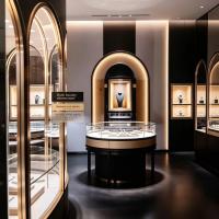 China Clear Glass Front Wall Mounted Display Case with 50kg Per Shelf Capacity and Adjustable Glass Shelves for sale