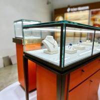 China Customizable Jewelry Display Props with Reinforced Wide Round Base and Lightweight 0.3kg Design for Store Displays for sale