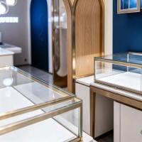 China Aluminium Frame Material Jewelry Shop Design with Sealed Dust-Proof Structure and Textured Wallpaper Wallmaterial for sale