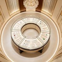 China Elegant Jewelry Boutique Design with Sealed Dust-Proof Structure, Polished Marble Flooring, and Aluminium Frame for sale