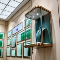 China Luxury Jewelry Store Layout with Textured Wallpaper Sealed Dust-Proof Structure and Polished Marble Flooring for sale