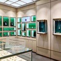 China Luxury Jewelry Store Layout with Textured Wallpaper Sealed Dust-Proof Structure and Polished Marble Flooring for sale