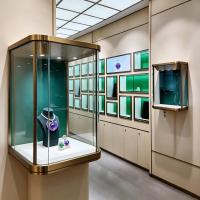 China Luxury Jewelry Store Layout with Textured Wallpaper Sealed Dust-Proof Structure and Polished Marble Flooring for sale