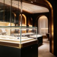 China Calacatta Marble Jewelry Shop Design with White And Gold Color Scheme and LED Spot Lights for Modern Jewelry Store Interior for sale