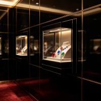 China Customized Overall Dimensions Jewelry Shop Design with Calacatta Marble Top and Ambient and Accent Lighting for Jewelry Store Layout for sale