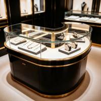 China 12 V Output Power Jewelry Shop Design with Ambient And Accent Lighting and White And Gold Color Scheme for Jewelry Store Interior for sale
