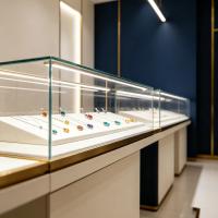 China Calacatta Marble Top Jewelry Shop Design with Ambient and Accent Lighting and Ample Hidden Cabinets for Jewelry Store Layout for sale
