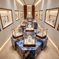China Luxury Front Showcase Clothing Display Showcase with Built-in Air Vents and 150kg Weight Capacity Featuring Precision LED Lighting System for sale