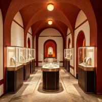 China Jewelry Shop Design with Large Secure Cabinets and Interactive Digital Displays for a Modern Jewelry Store Interior Featuring Glass With LED Lighting for sale