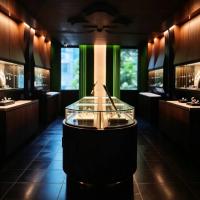China Pre-Assembled Jewelry Shop Design with Shatter-Resistant Tempered Glass and Customized Overall Dimensions for Jewelry Store Display Case for sale