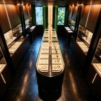 China Pre-Assembled Jewelry Shop Design with Shatter-Resistant Tempered Glass and Customized Overall Dimensions for Jewelry Store Display Case for sale