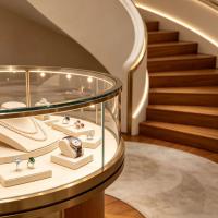 China Pre-Assemble for Ships Jewelry Shop Design with Shatter-Resistant Tempered Glass and Ample Hidden Cabinets for Jewelry Store Interior for sale
