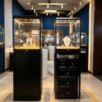 China Ergonomic Bust Stand Design Heart Shaped Jewelry Display Props with Scale-patterned Metal Screen Jewelry Display Stand for sale